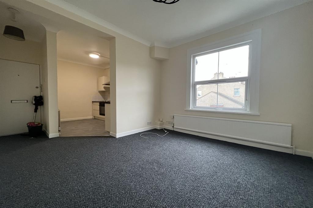 1 Bedroom 1st Floor Flat In Southend 1 Bed Flat £895 Pcm £207 Pw