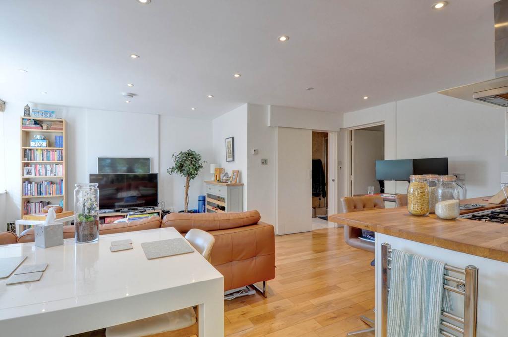 Caxton Court, St Marks Road... 2 bed flat to rent - £1,700 pcm (£392 pw)