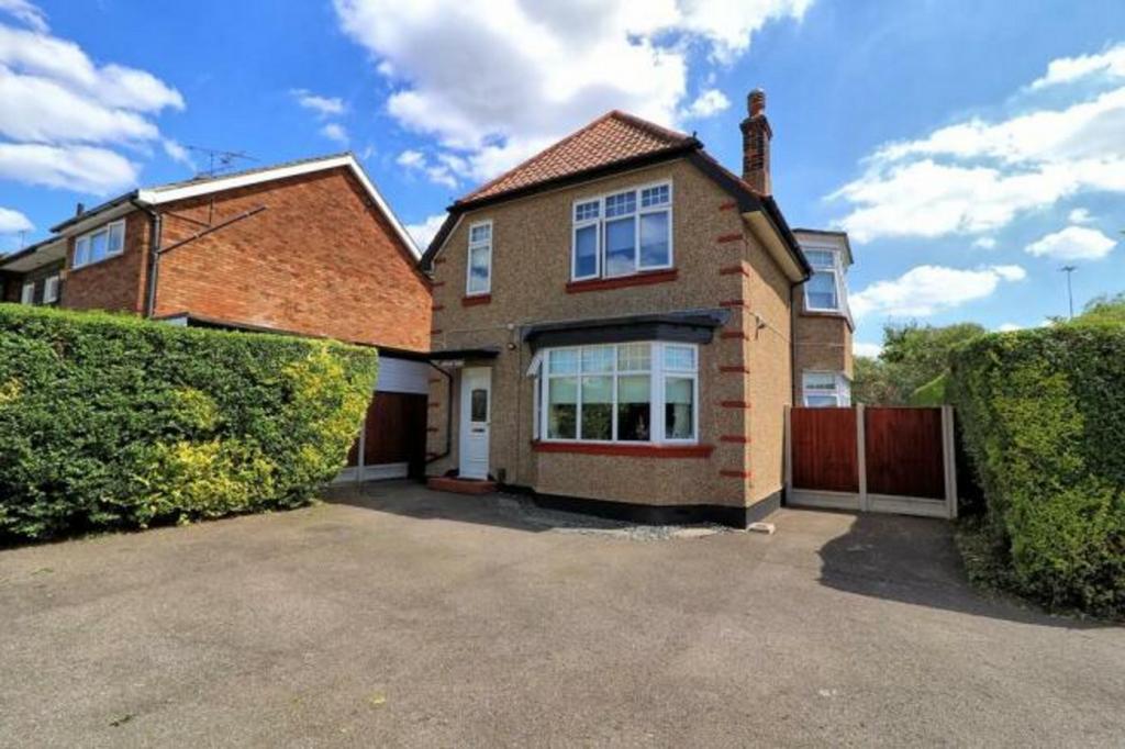High Road, Basildon, SS13 3 bed detached house - £450,000