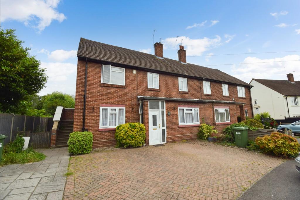 Derwent Drive, Slough, Berkshire, SL1 2 bed maisonette for sale - £300,000