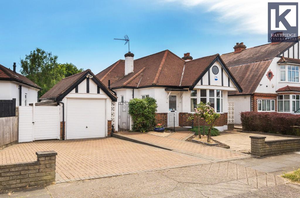 Park Avenue West, Epsom, KT17 3 bed detached bungalow - £650,000