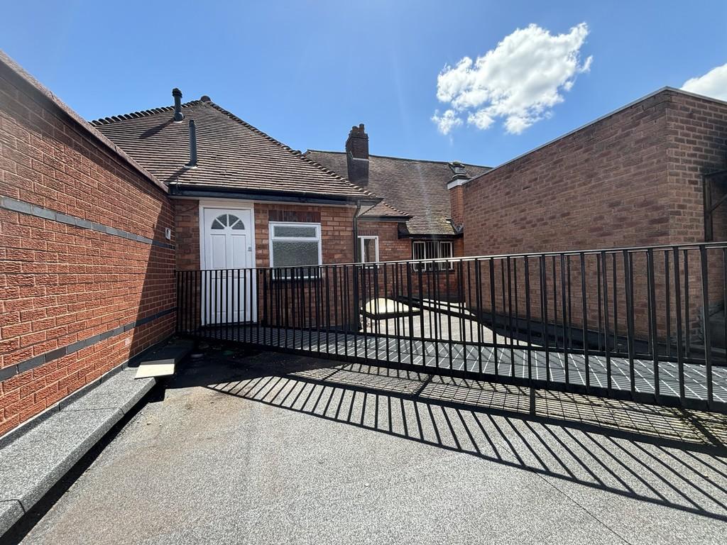 Beeches Walk, Sutton Coldfield 1 bed flat - £850 pcm (£196 pw)