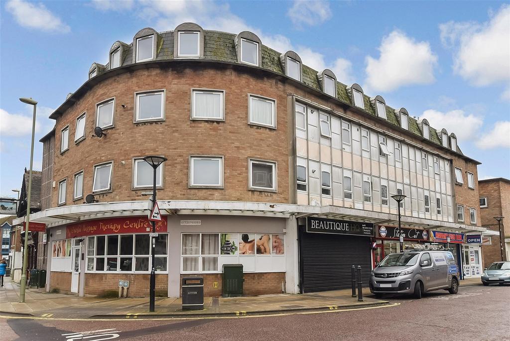 Market Parade, Havant, Hampshire 2 bed apartment - £110,000