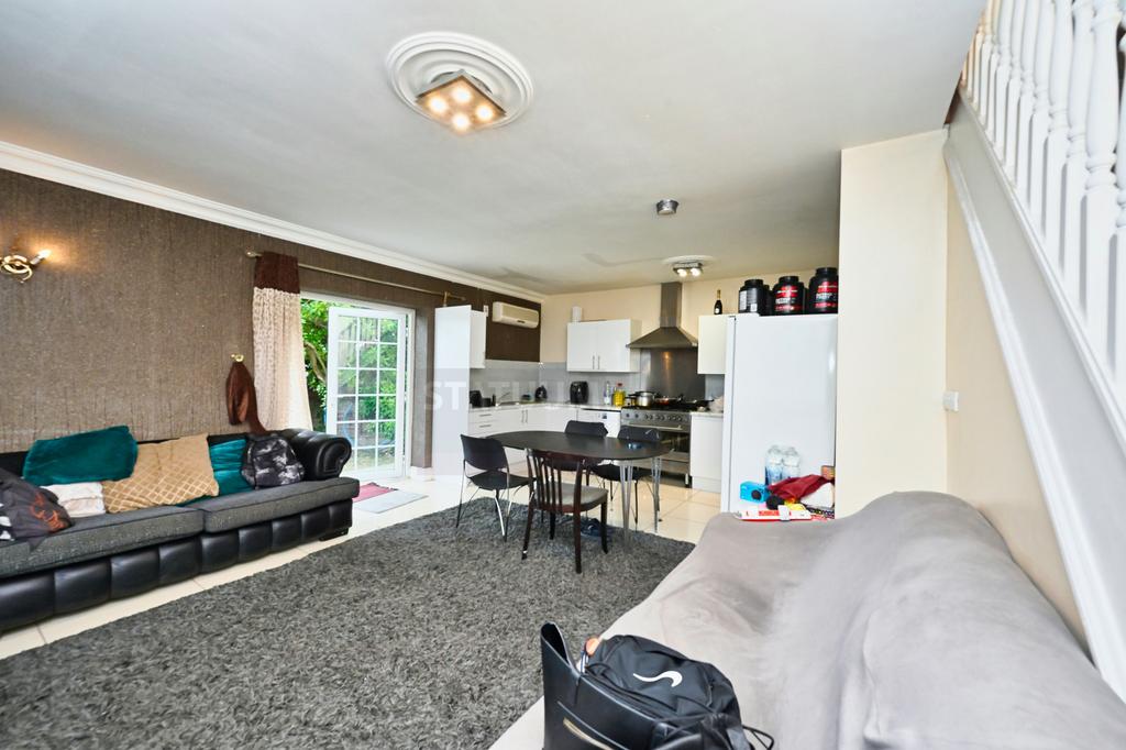 Beccles Drive, Upney, Barking, Essex... 3 bed maisonette to rent - £ ...