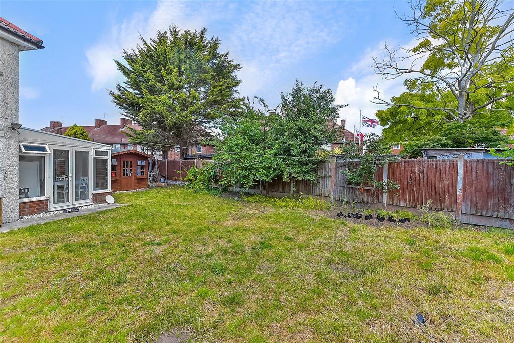 Goring Gardens Dagenham Essex 2 Bed End Of Terrace House £380 000