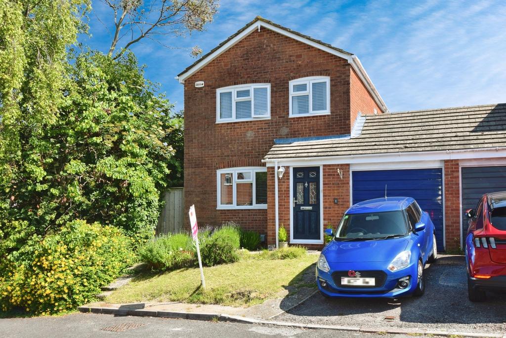 Flitcroft, Amesbury, SP4 7RH 3 bed link detached house - £310,000