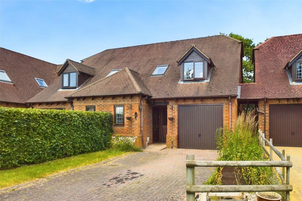 Verica Gardens, Pamber Heath, Tadley... 3 bed semi-detached house - £ ...