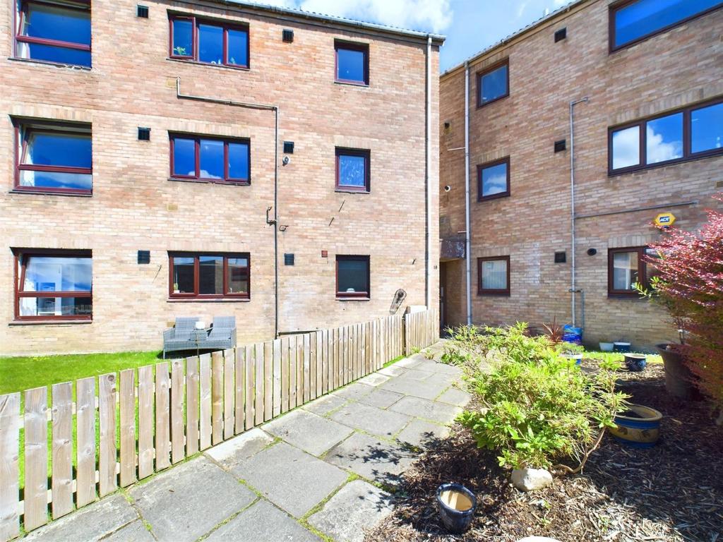 Mearenside, East Craigs, Edinburgh, EH12 2 bed flat - £180,000