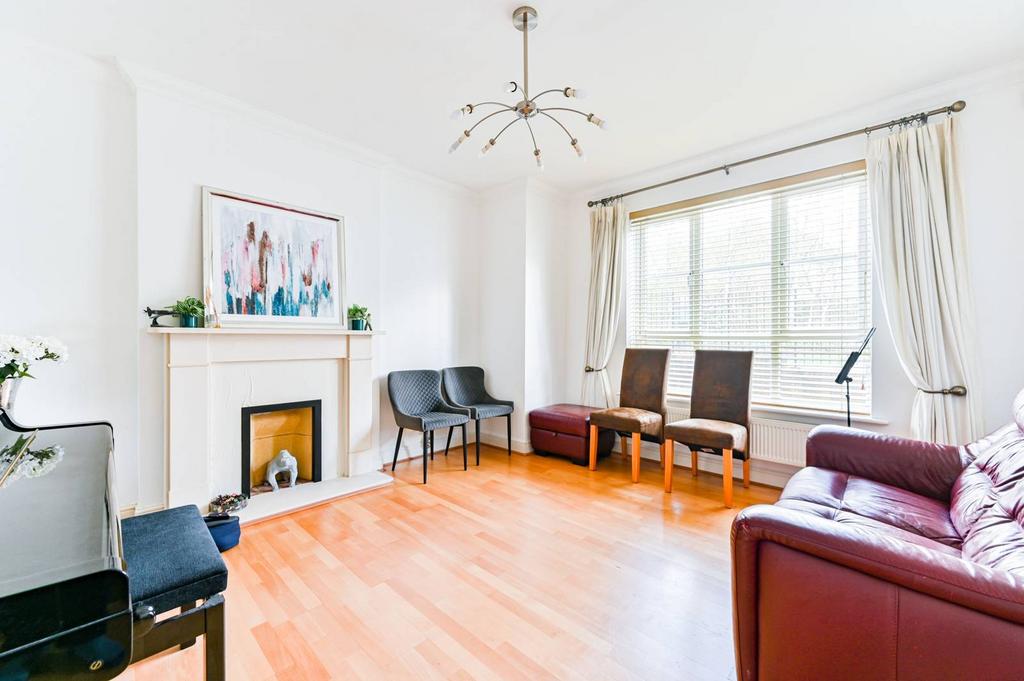 Chandos Court, Stanmore, HA7 5 bed house - £3,600 pcm (£831 pw)