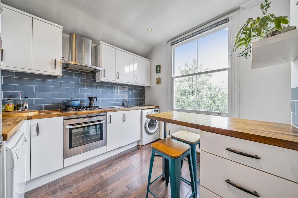Sellincourt Road, Tooting 2 bed maisonette for sale - £550,000