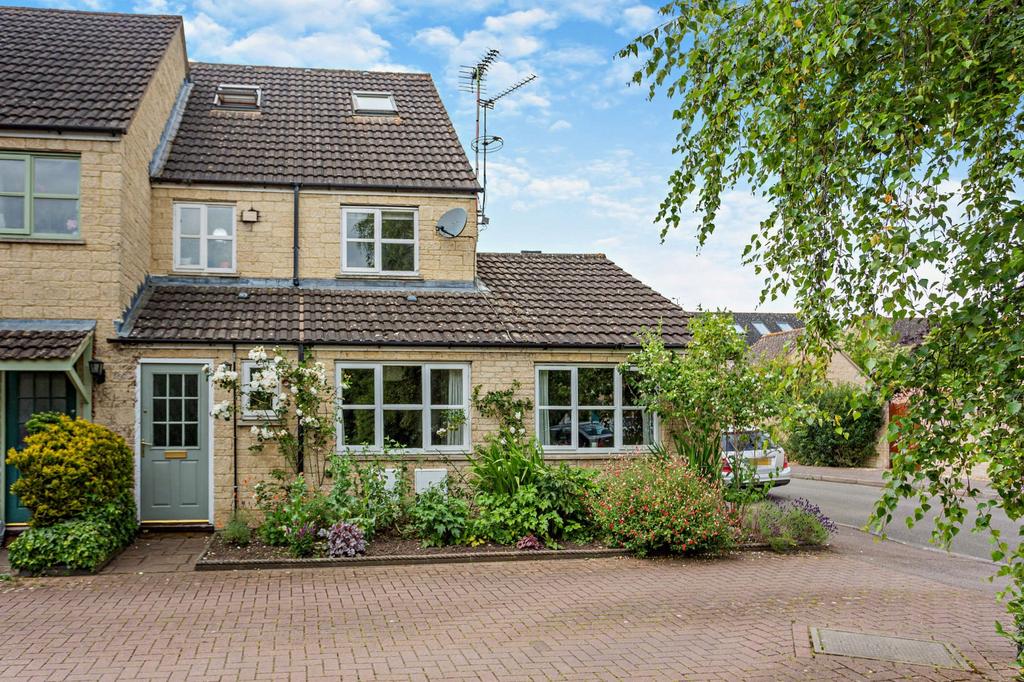 Swansfield, Lechlade... 3 bed end of terrace house - £400,000