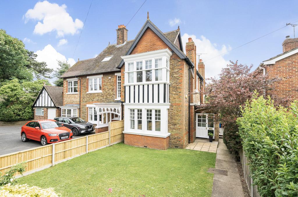 London Road, Sittingbourne, Kent, ME10 3 bed semi-detached house - £400,000