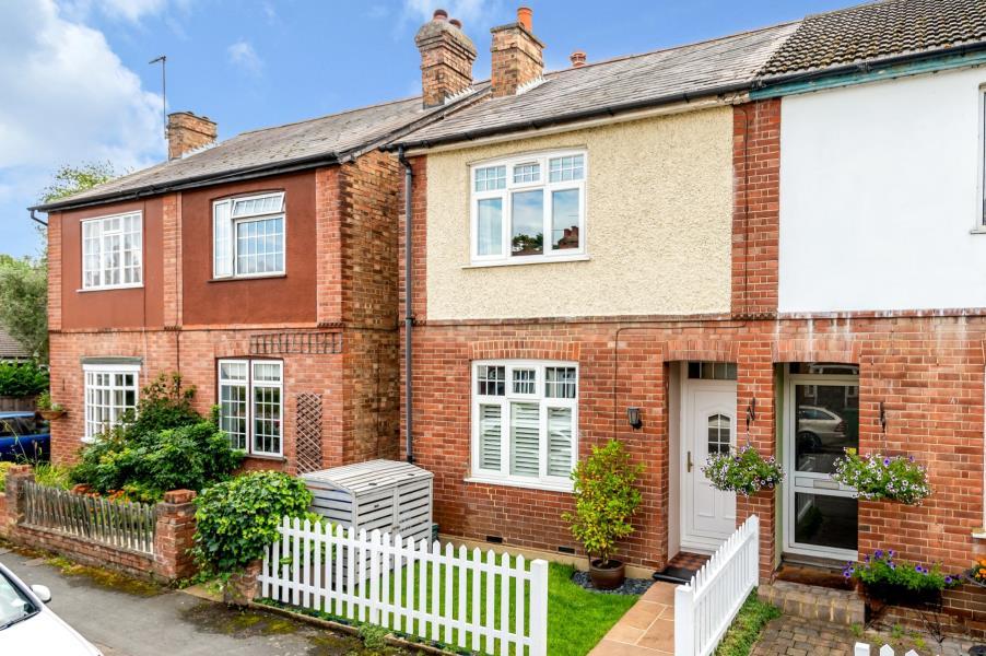 116 Station Road, West Byfleet KT14 2 bed cottage - £1,600 pcm (£369 pw)