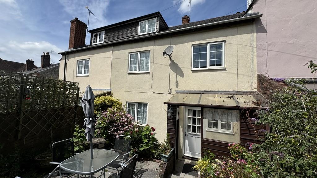 North Row, Warminster 2 bed terraced house - £900 pcm (£208 pw)