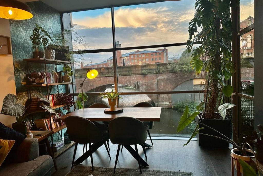 Deansgate Quay, Manchester, M3 2 bed apartment - £1,500 pcm (£346 pw)