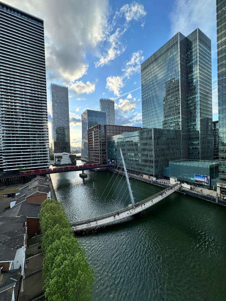 Discovery Dock West Tower, South... 2 bed flat - £2,747 pcm (£634 pw)