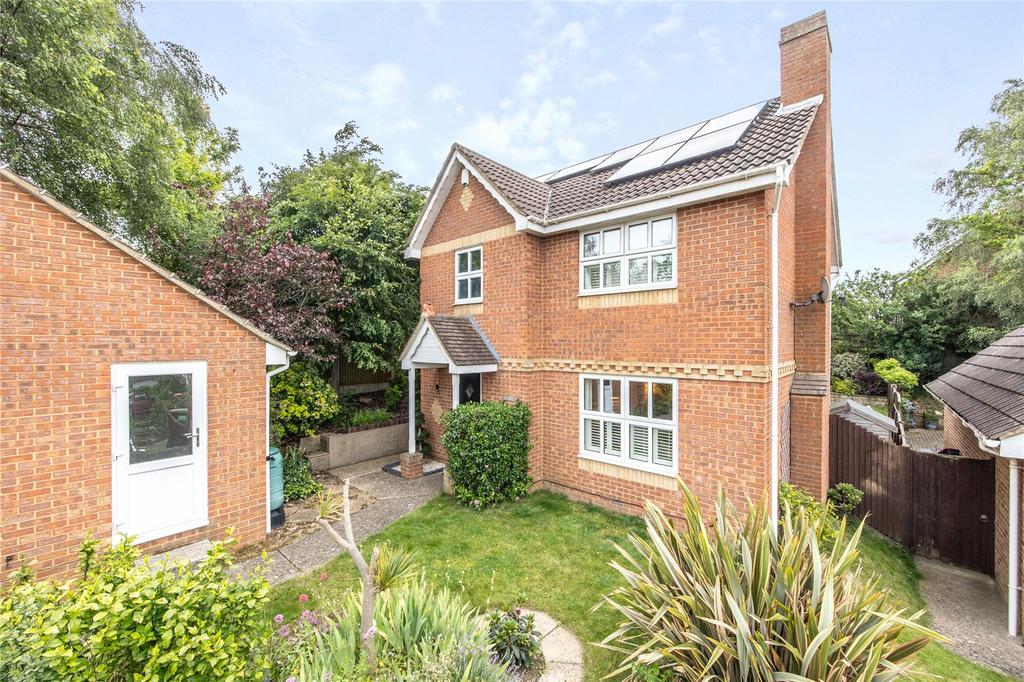 Chequers Court, Strood, Kent, ME2 4 bed detached house - £500,000
