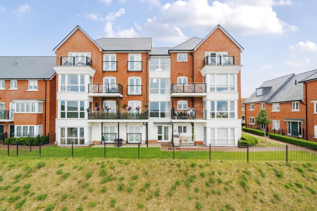 Farleigh Gardens, Wouldham, Rochester 2 bed apartment - £280,000