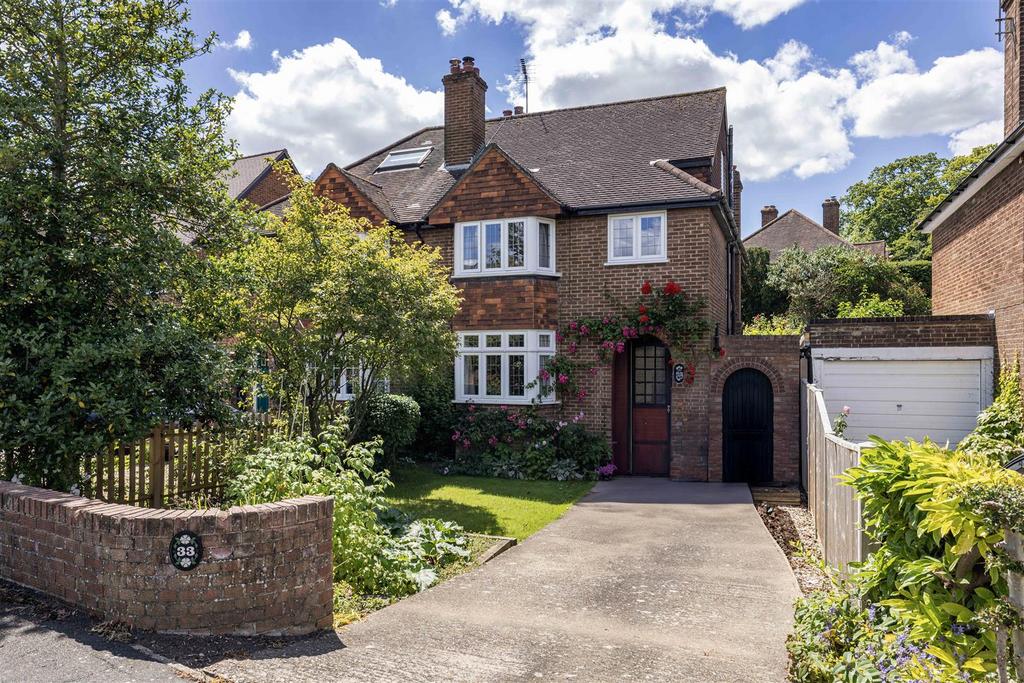Irwin Road, Guildford GU2 4 bed house - £3,500 pcm (£808 pw)