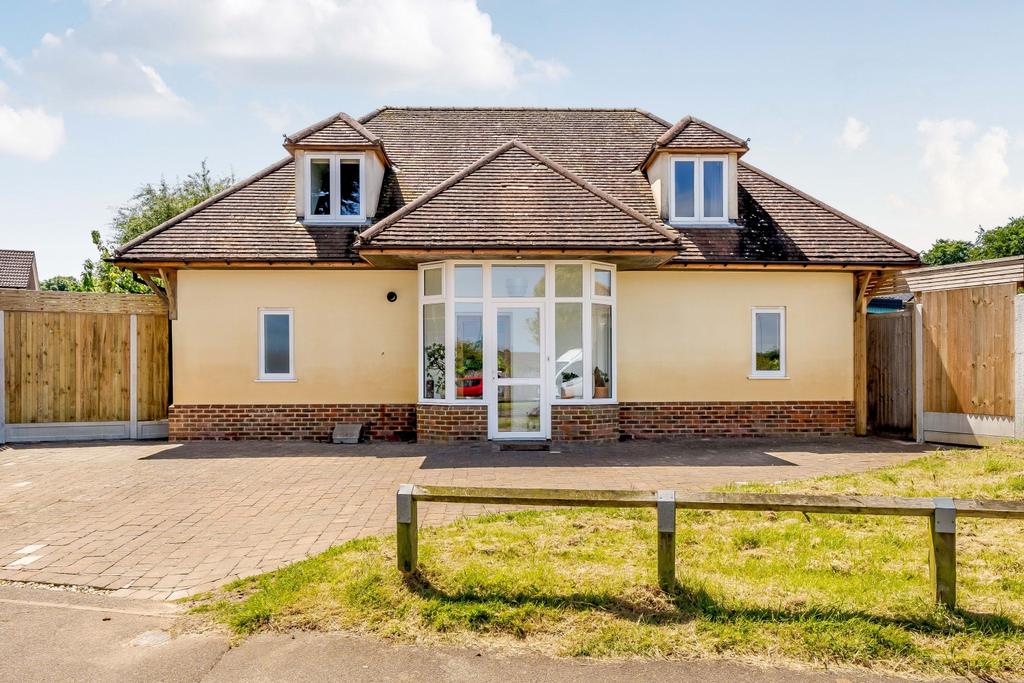 Kettle Drive, Hawkinge 3 bed detached house - £425,000