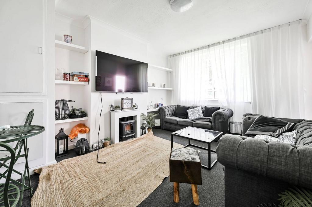 Fulham Road, Fulham Broadway, London... 3 bed flat - £4,875 pcm (£1,125 pw)