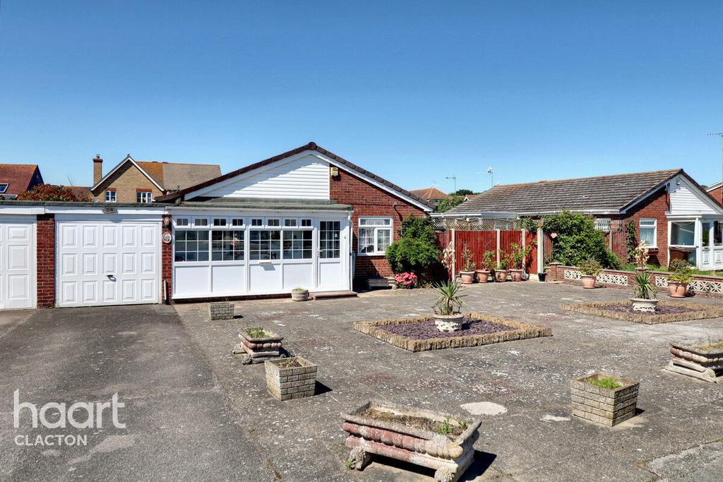 Cavendish Drive, Clacton-On-Sea 3 bed detached bungalow for sale - £290,000