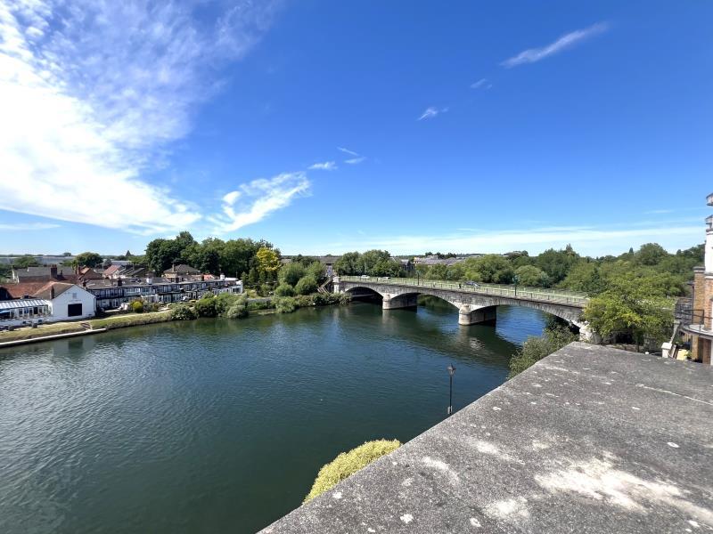 Thames Edge Court, Staines TW18 3 bed flat - £2,250 pcm (£519 pw)