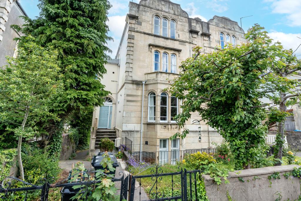 15 Sydenham Hill, Bristol BS6 2 bed flat - £300,000