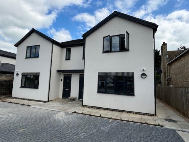 Milestone Road, Carterton... 1 bed ground floor flat - £1,075 pcm (£248 pw)