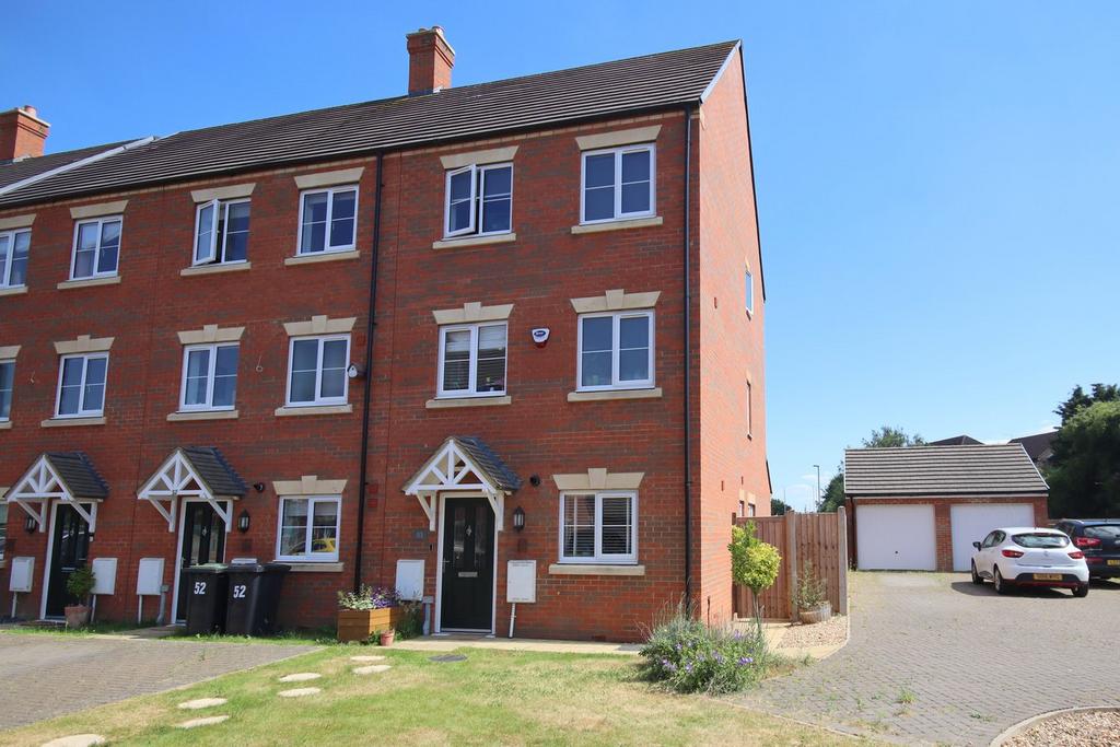 James Place, Flitwick, MK45 4 bed townhouse - £395,000
