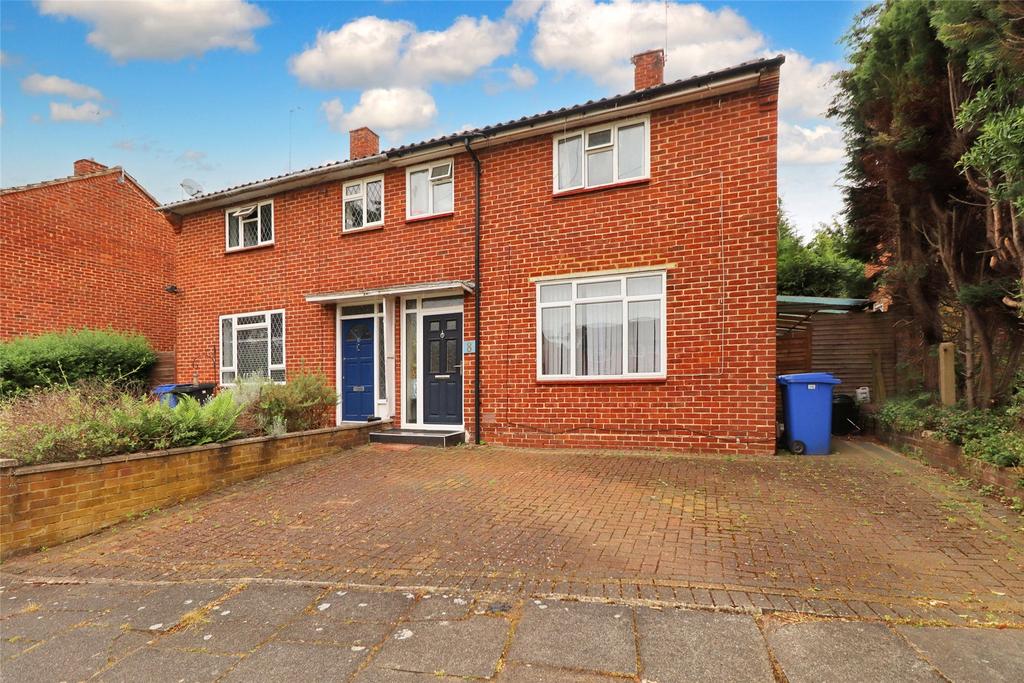 Henslow Way, Surrey GU21 3 bed semi-detached house - £425,000
