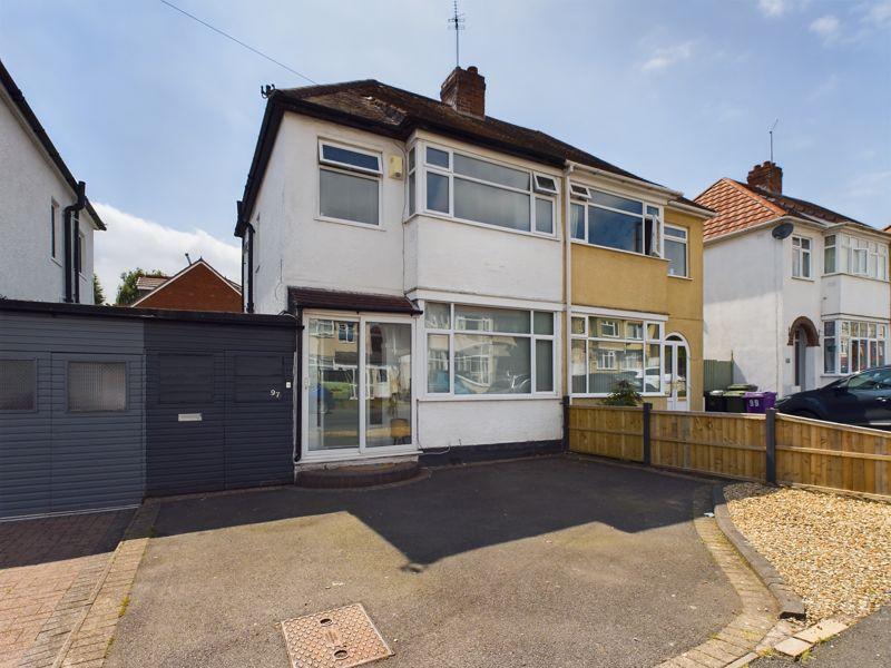 Burland Avenue, Claregate... 3 bed semi-detached house - £240,000