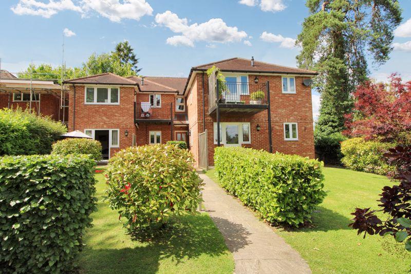 Holmer Green Road, Hazlemere HP15 2 bed apartment - £365,000