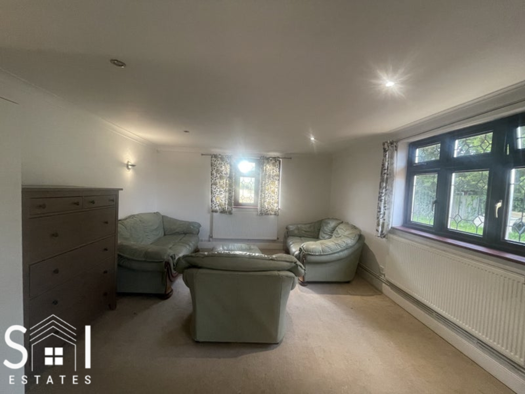 Coppermill Road, Wraysbury, Staines... 2 bed flat - £1,200 pcm (£277 pw)