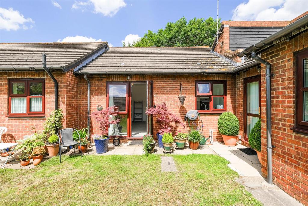 Nightingale Lane, Wanstead 1 bed terraced bungalow for sale - £325,000
