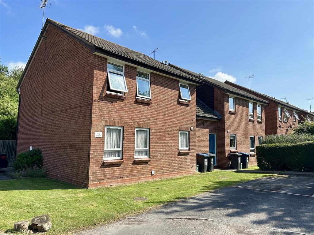 Rufford Close, Alcester Studio - £79,000