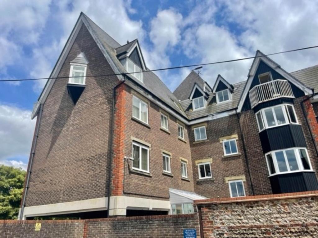 Cliffe High Street, Lewes 2 bed retirement property - £189,950