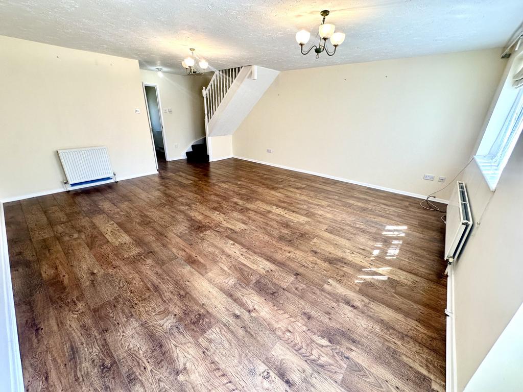 Burket Close, Southall, UB2 3 bed semi-detached house - £2,500 pcm (£ ...