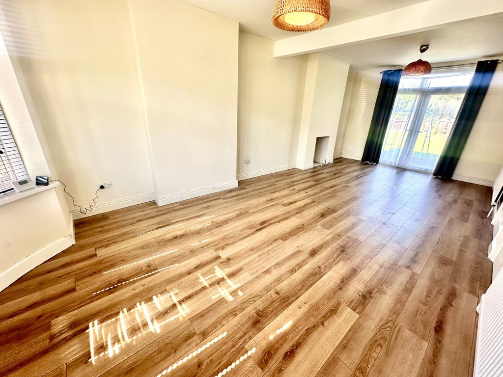 Windsor Avenue, Uxbridge, UB10 3 bed detached house - £1,999 pcm (£461 pw)