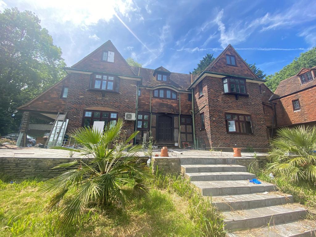 Edgware Way, Edgware HA8 5 bed detached house - £5,000 pcm (£1,154 pw)