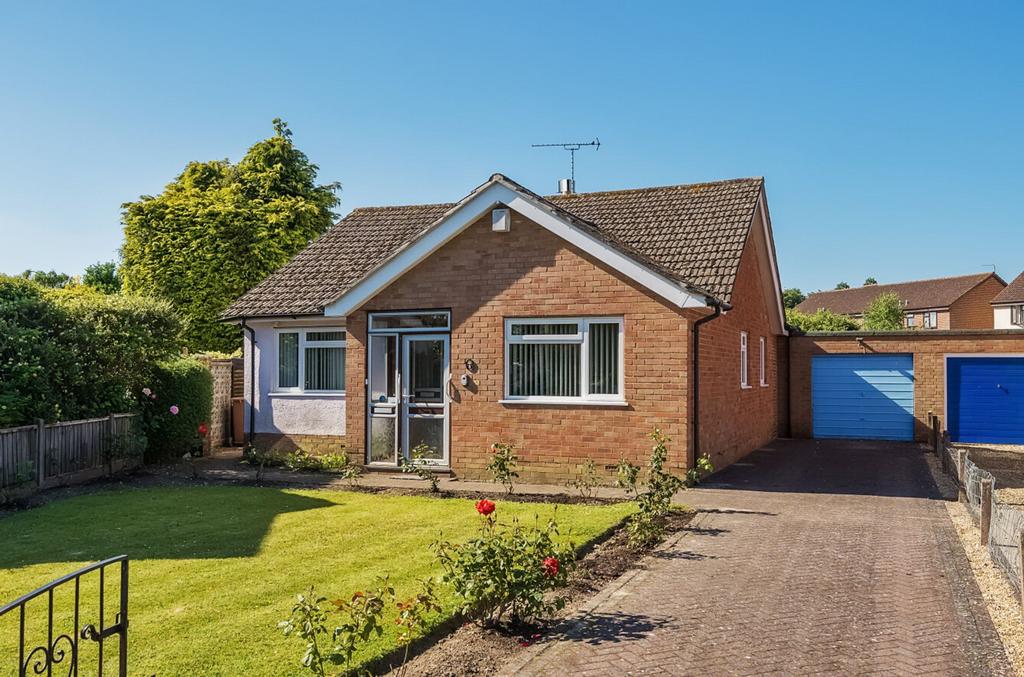 Gloucester Close, Petersfield, GU32 3 bed detached bungalow for sale ...
