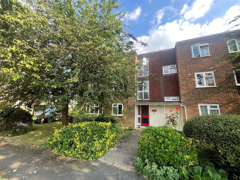 Orchard House, Tongham, Farnham GU10 2 bed apartment - £1,250 pcm (£288 pw)