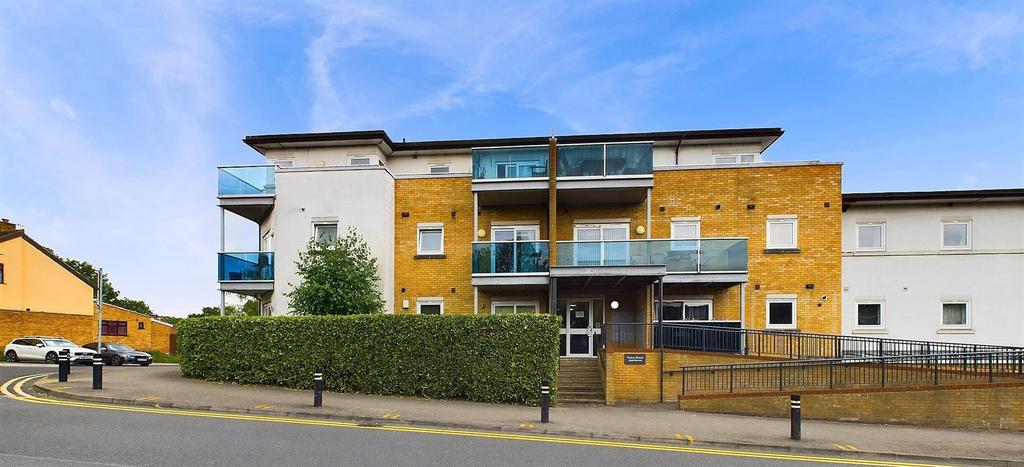 Reservoir Road, Ruislip HA4 2 bed flat - £338,950