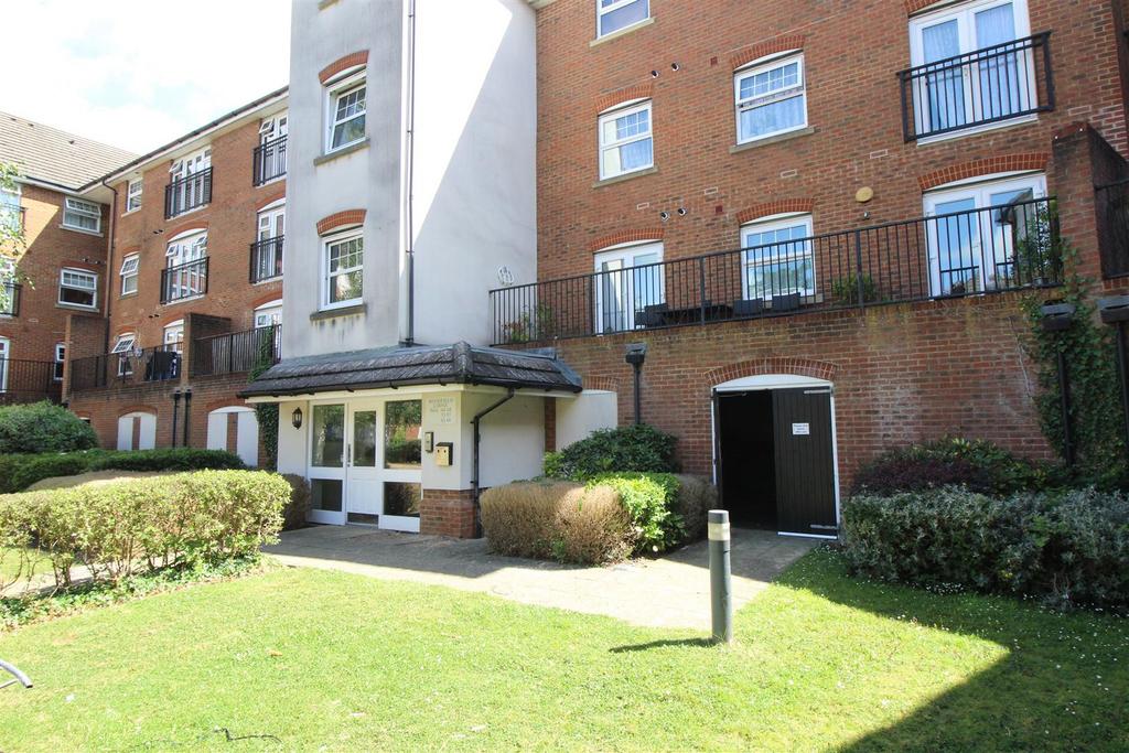 Northgate, Crawley 2 bed flat for sale - £240,000