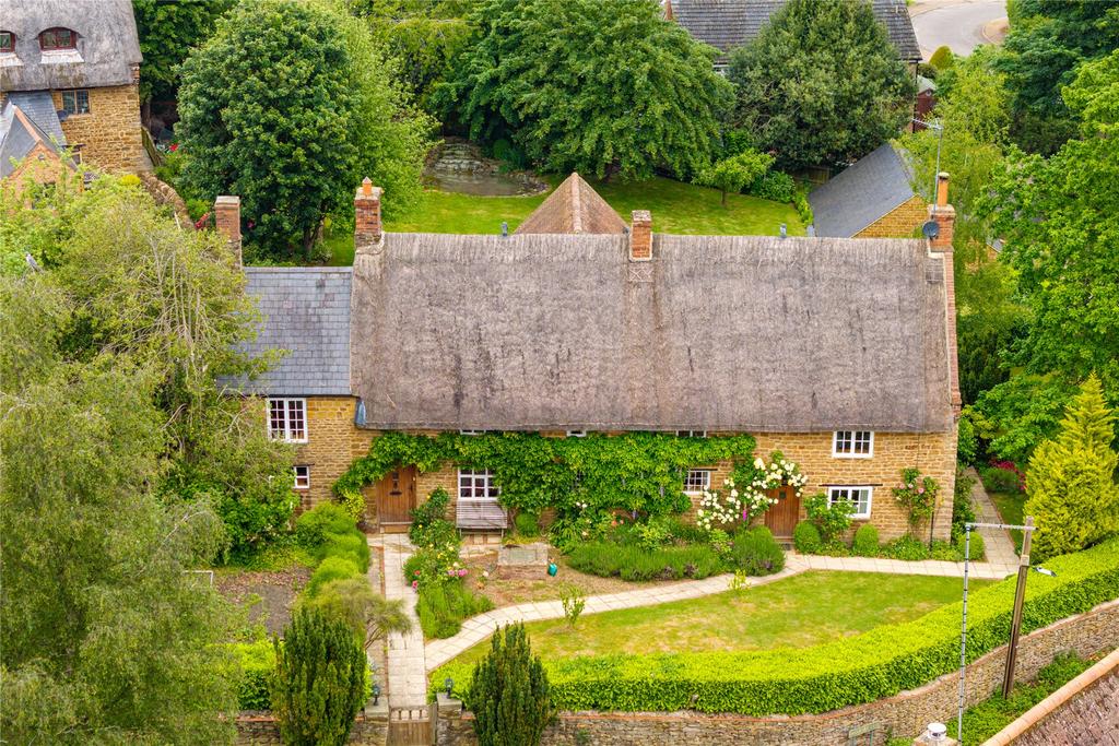 Church Green, Badby, Daventry... 5 bed detached house - £950,000