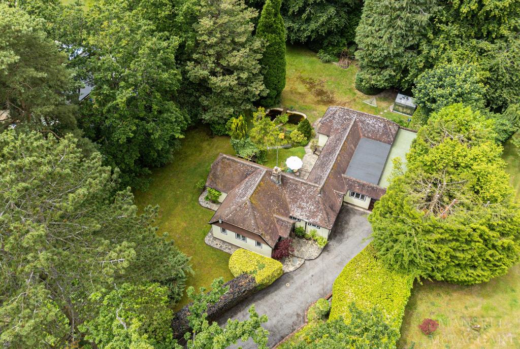 Domewood, Crawley RH10 4 bed detached house - £900,000