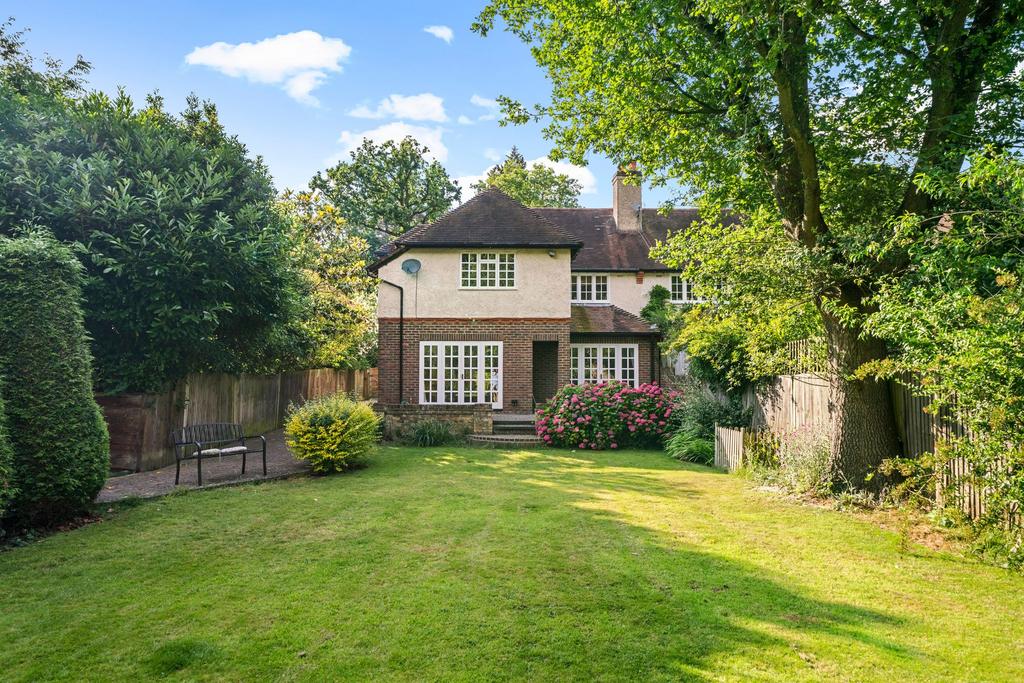 Water Lane, Cobham, KT11 4 bed semi-detached house - £4,000 pcm (£923 pw)