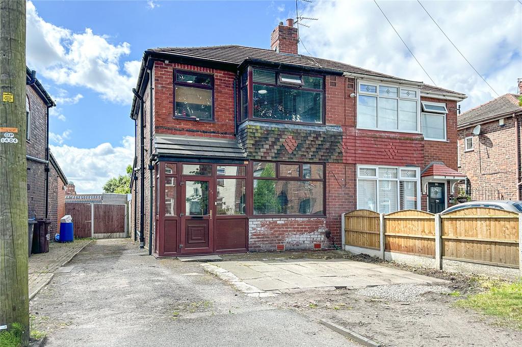 Foxdenton Lane, Chadderton, Oldham... 3 bed semi-detached house - £250,000