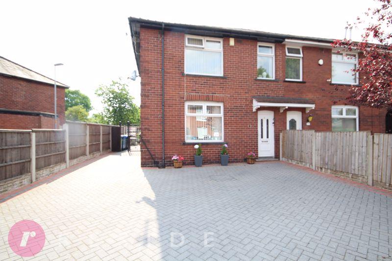 Bingley Road, Rochdale OL16 3 bed townhouse - £190,000