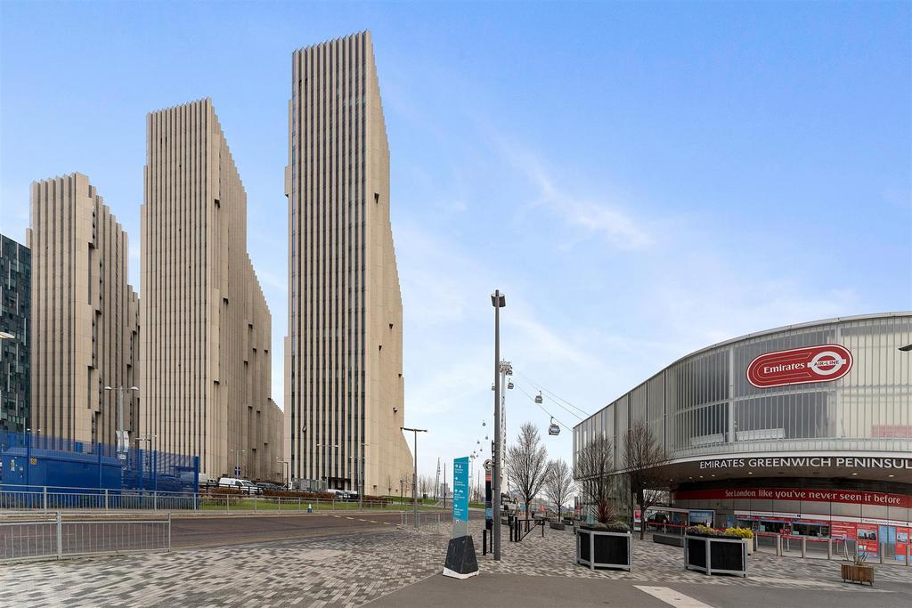 Upper Riverside, 18 Cutter Lane 2 bed apartment - £2,800 pcm (£646 pw)